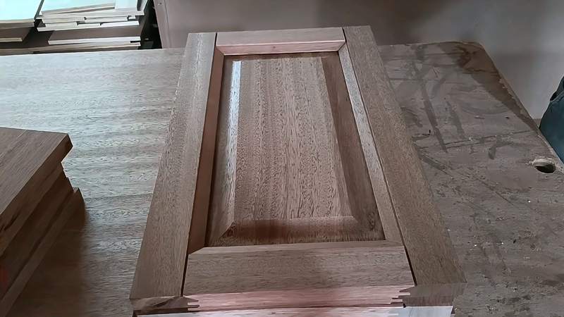 月工资9000的木工师傅制作实木家具门,活做的干净利落真是老师傅