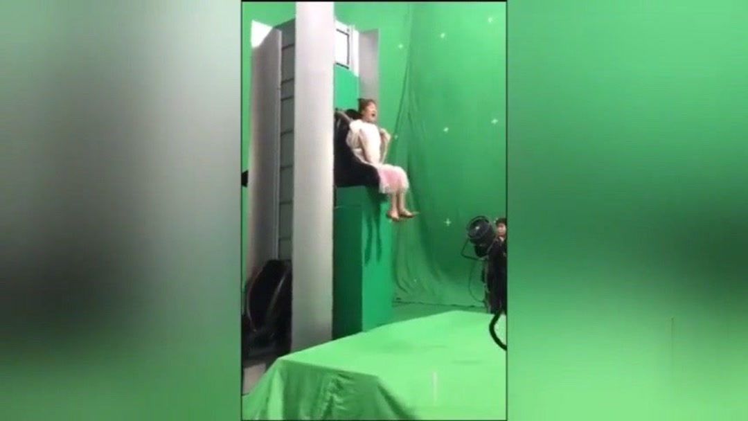 杨紫无实物表演拍过山车视频曝光 被多人围观还能淡定表演