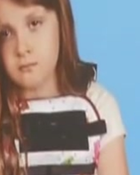 ...防弹衣宣传海报、店内一排排衣架上印有“反对枪支”字样的文化衫...