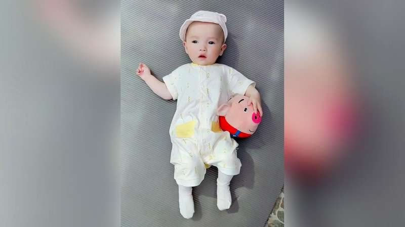 给宝宝拍几张照片,就有免费的新衣服穿,看这两套衣服怎么样