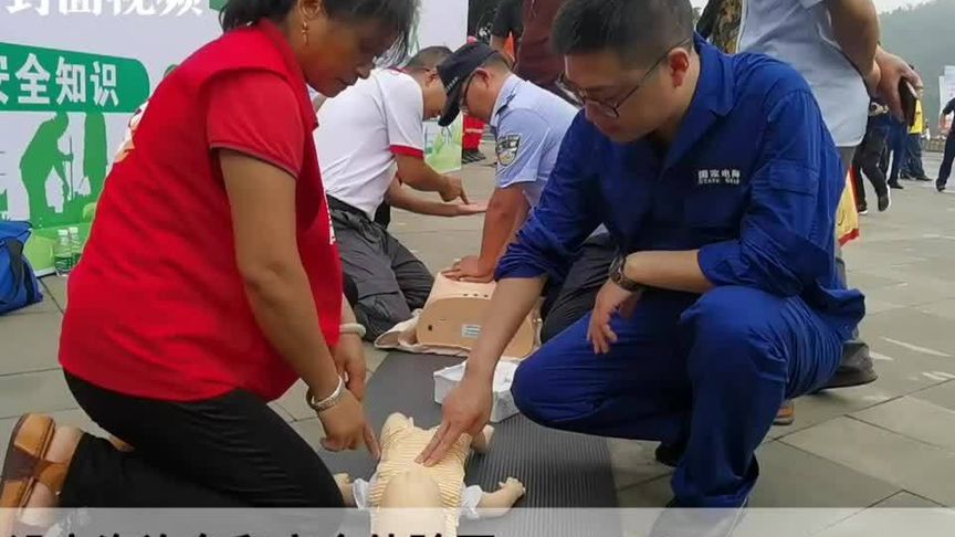 四川宜宾举行安全月宣传活动 市民现场进行安全体验
