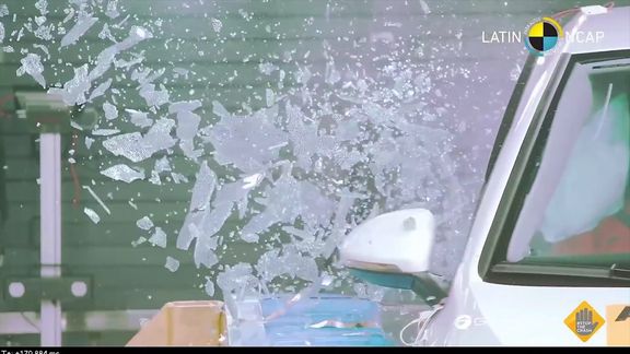 海外版大众高尔夫的碰撞测试,看完心都碎了