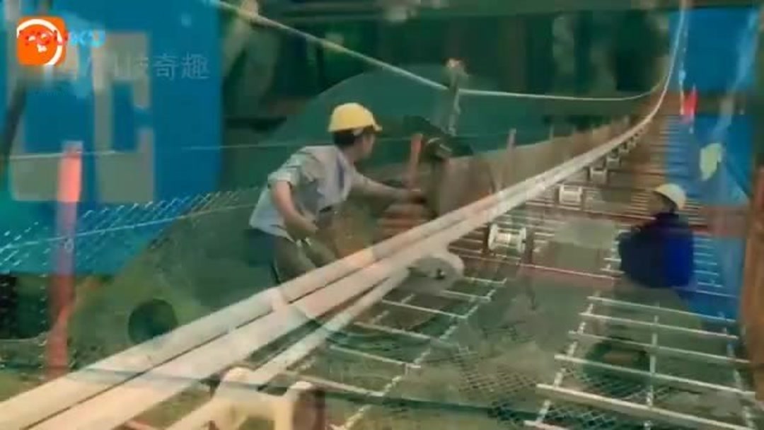 张家界玻璃桥谁都见过, 但修建过程没见过吧 佩服中国人民劳动人民的...