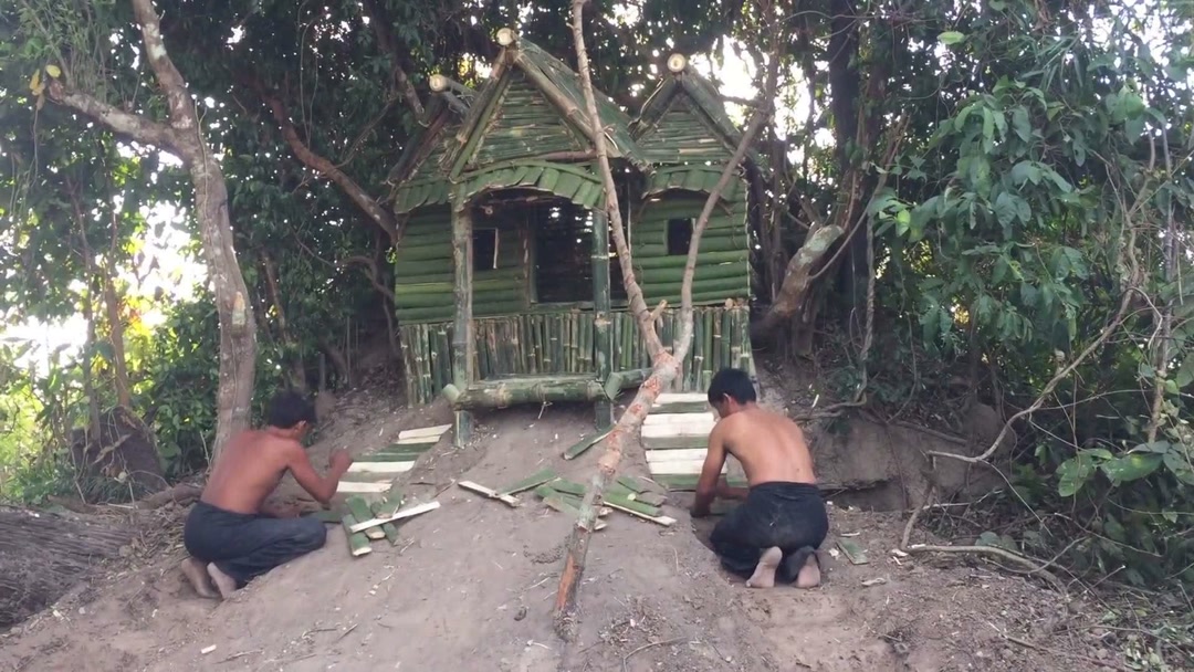 生存小哥在森林里建造了一座木房子,纯竹子结构设计的太棒了
