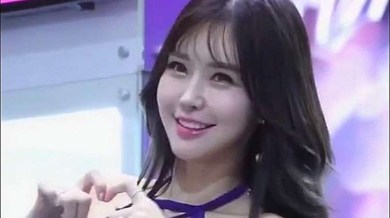 上海车展遇到的一位车模美女,这身材也太好了,真想娶回家!