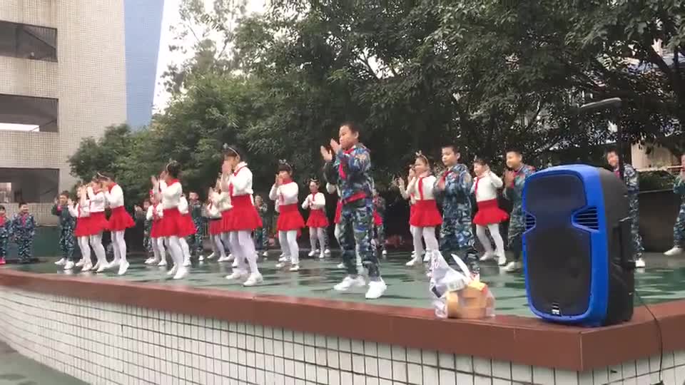 女儿学校运动会开场舞,小鼓励一下