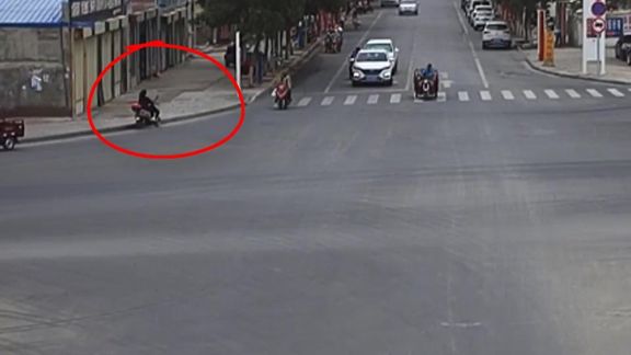 逆行电动车随意变道酿事故