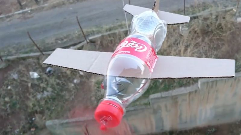 喝完饮料瓶子别扔,小伙使用塑料瓶自制玩具飞机,儿子非常喜欢