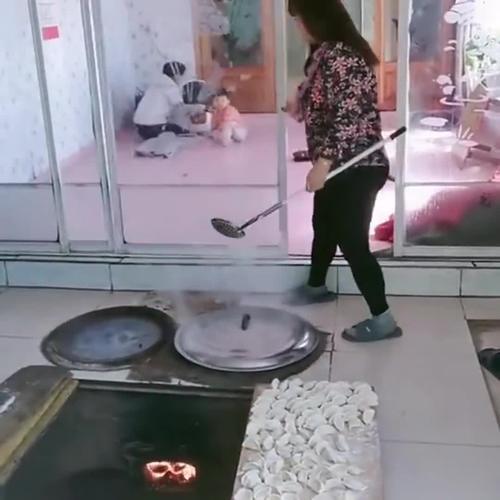 东北还有这样的灶台,看起来好洋气,安全设施应该做好一点