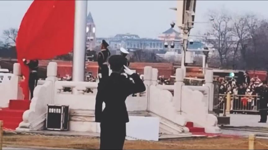 国旗卫士在万众瞩目下收国旗,护旗手不让国旗落地,动作十分利索