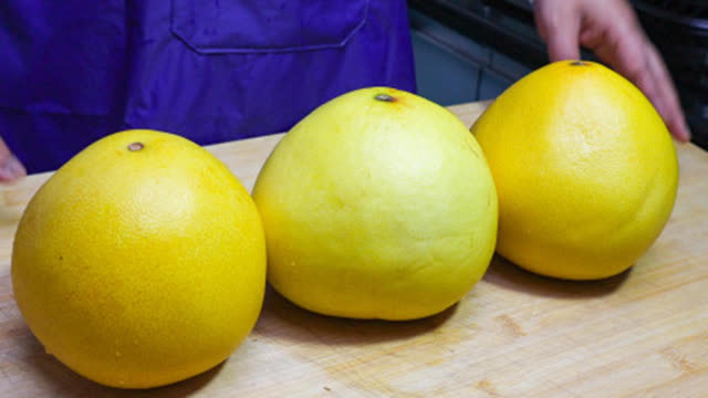 剥柚子方法,用细绳轻轻一拉,果肉果皮轻松分离!