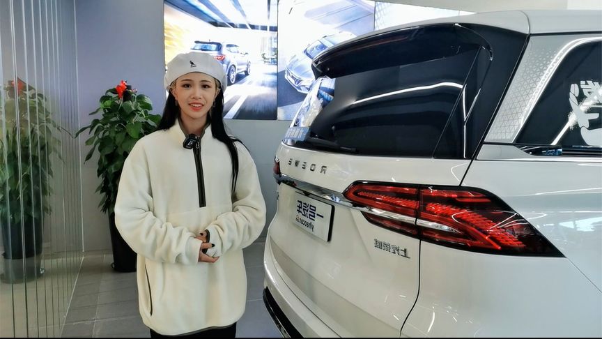 高级感应式电动尾门、后备箱魔术空间,灵活布局