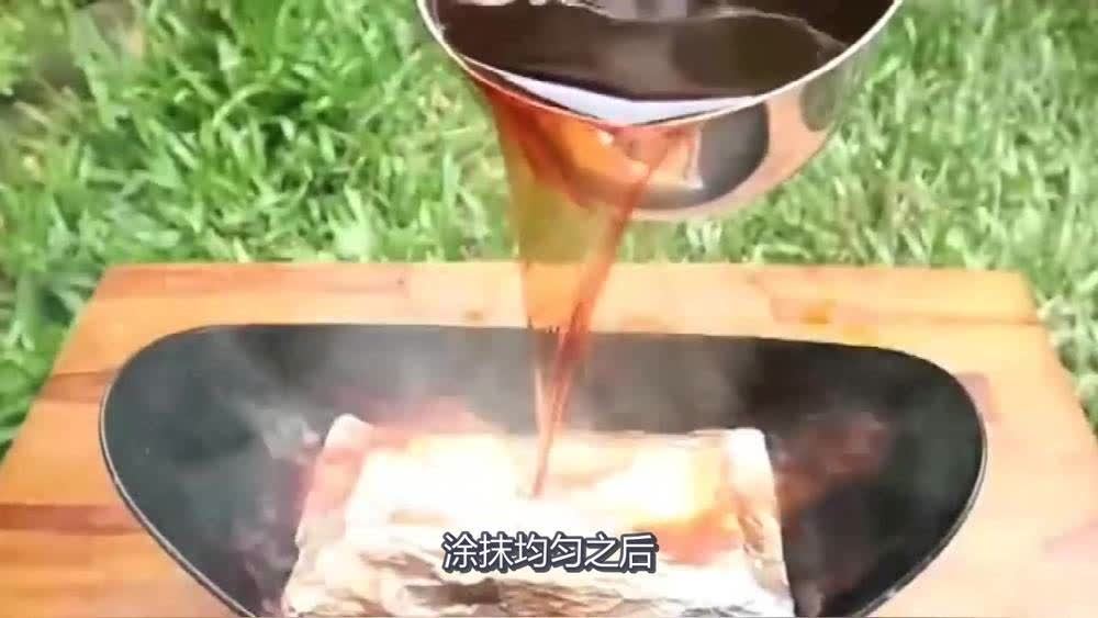 将1000度蜡烛液浇灌在牛排上,你猜它好吃么?结果难以置信