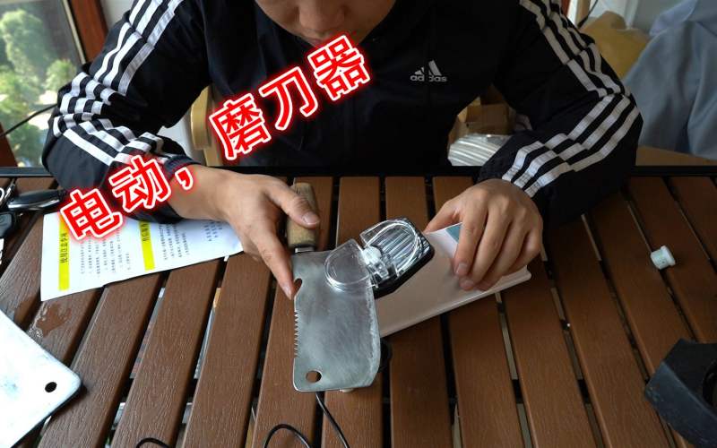 拆箱测评一款电动磨刀器,刀放在上面,机器就会磨好刀?