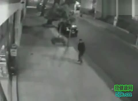 监控实拍下的枪击杀人现场