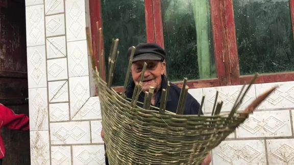 遇到一位98岁老爷爷在编“撮箕”,老爷爷很热情地让我拍❤️愿长寿,...