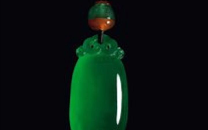 赌石现场:这块満裂的“翡翠原石”切开后,意外大涨!