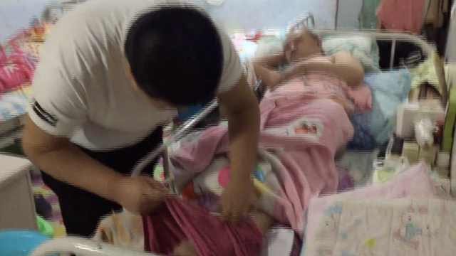 他开养老院10年,每天洗200张尿垫