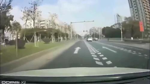 这车祸谁来负责,骑电动车的男子当场被撞飞!隔着屏幕都感到痛