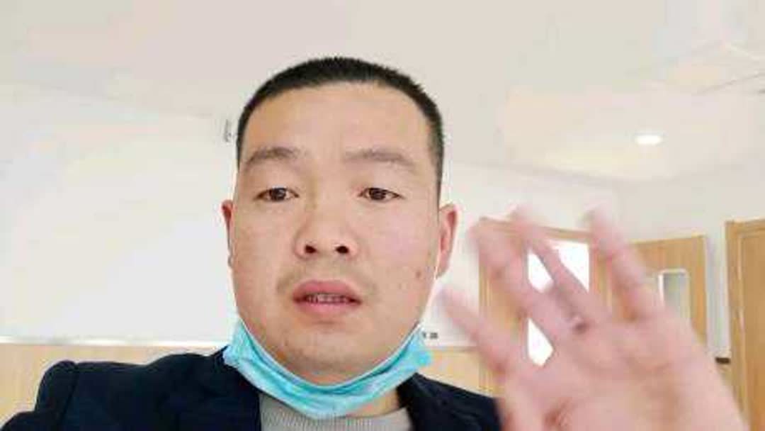 医院专用地面卷材PVC地胶开始施工铺粘,VIP单人病房围边都不一样