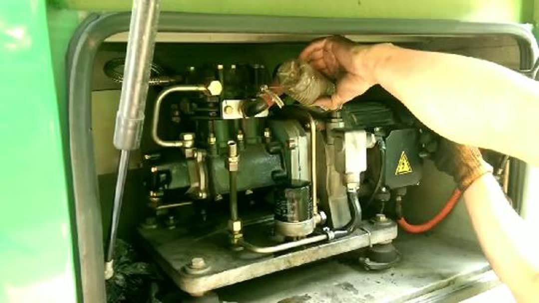 中通电动公交车,也换机油,你们有没有见过,我第一次见?