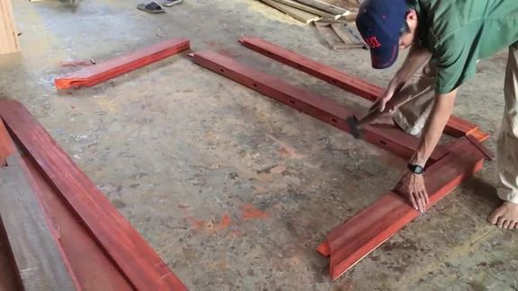 实拍老木匠用实木做门,这技术真不错