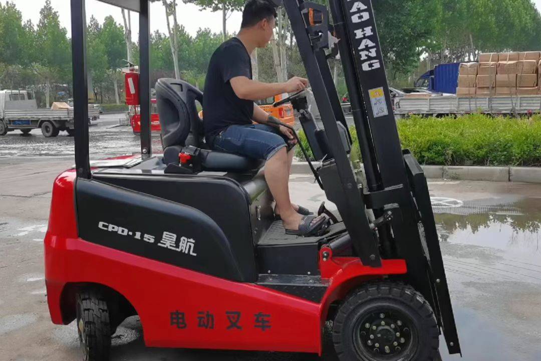 1.5吨的电动叉车使用视频(昊航新能源电动叉车)