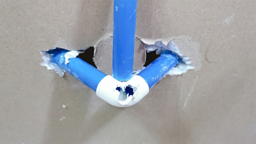 2根PVC管卡死在墙里动不了,弯头破损断裂怎么更换?教你轻松解决