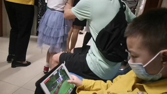 眼科检查还耍手机、打游戏…