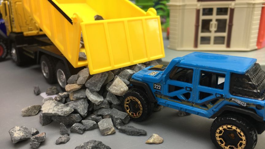 酷玩工场:运石子的车和拖拉机路口相撞,看警车救护车如何救援!