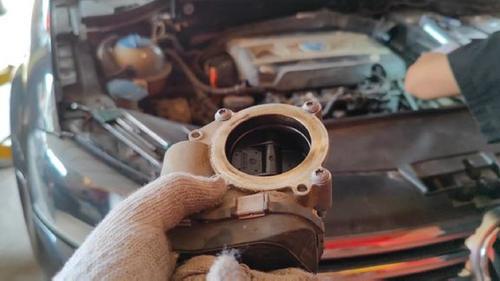 大众迈腾1.8tEA888,更换铝水泵,不用拆进气支管,清洗节气门。