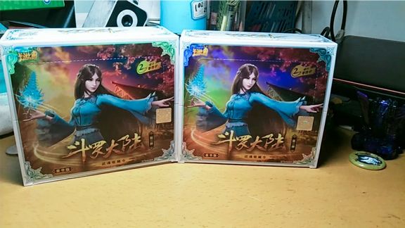 今天又来拍视频啦!今天给大家整了两盒《斗罗大陆》的卡片。