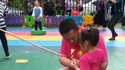学校里面组织亲子游戏,这一下可算知道,吨位,的重要性,还好有时间限制