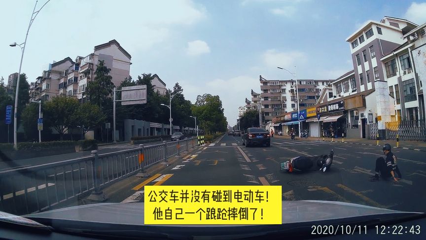 电动车还是要遵守交规,行车注意安全!