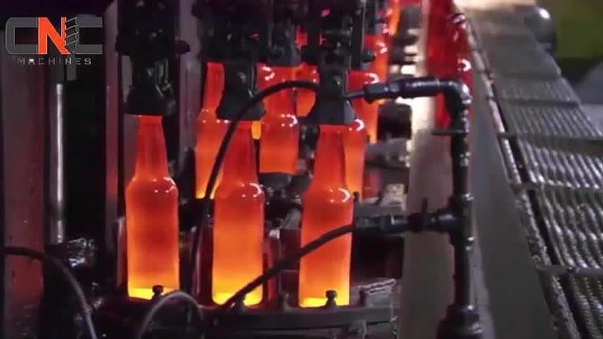 实拍工厂生产玻璃瓶,生产过程看了让人捧腹大笑!