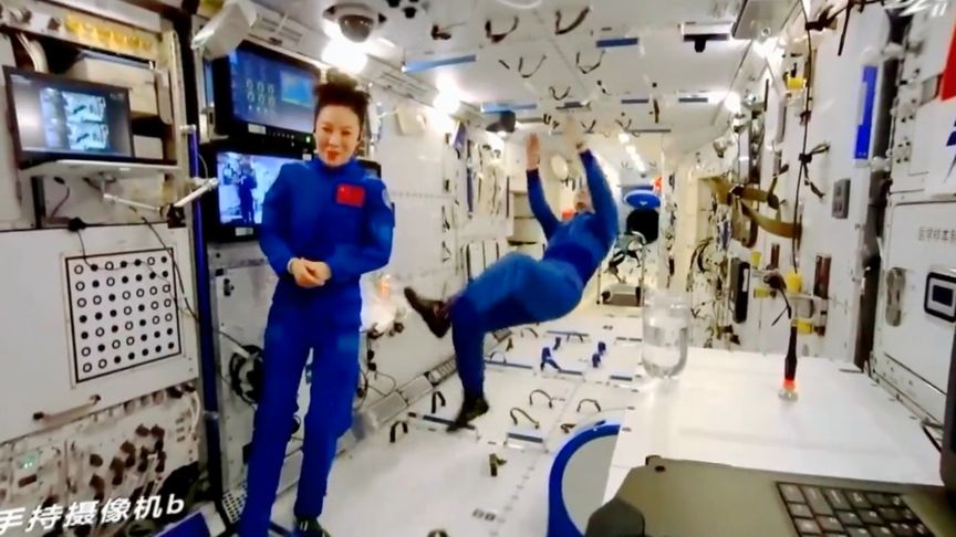 聂海胜在空间站演示角动量守恒