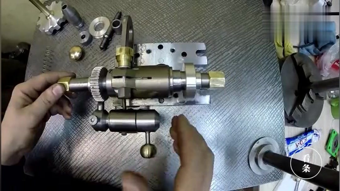 牛人自制的成品复印器,用来批量加工一种零件,反正我没看懂