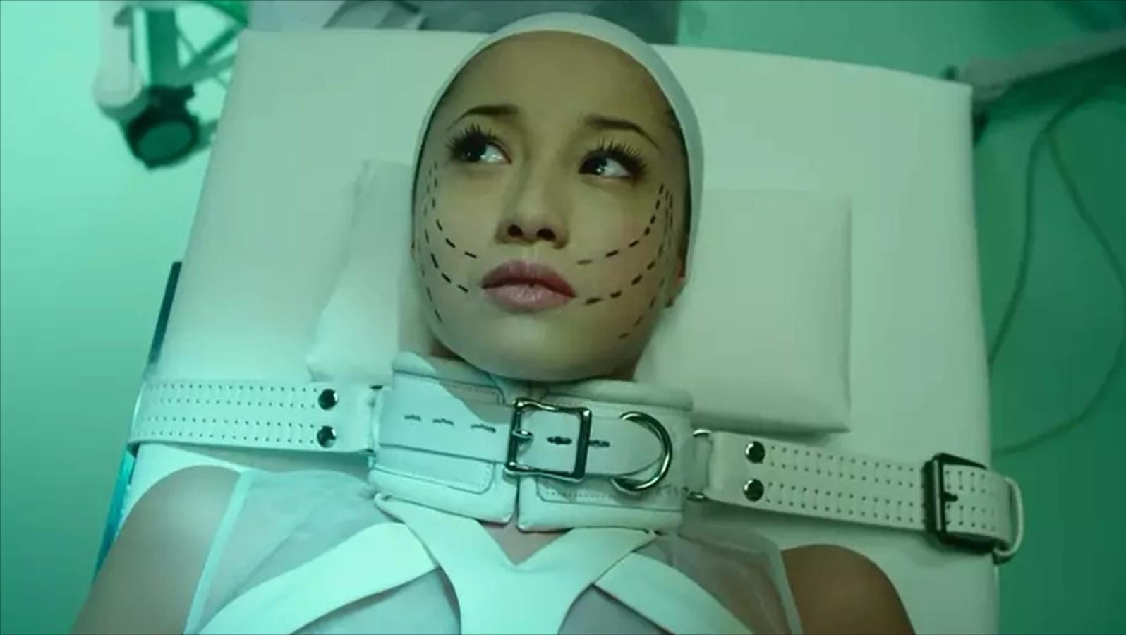 丑女花巨资整容,一夜爆红成全民偶像,却因副作用太大全身腐烂