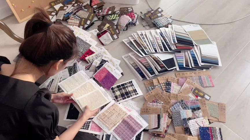 老二最喜欢看着一堆色卡,能够在这里尽情发挥 #服装设计