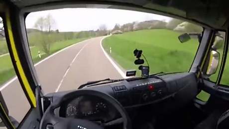 实拍:司机驾驶依维柯厢式货车