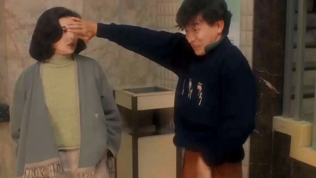 周星驰恶整刘德华,在他内裤上撒痒痒粉,出门碰到关之琳