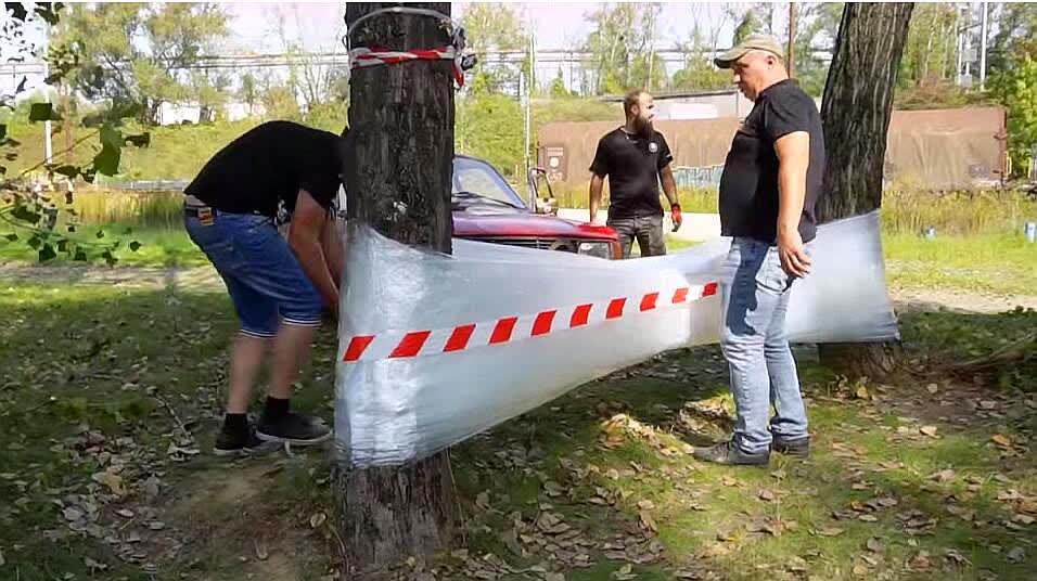 在两棵树之间缠绕1000米塑料膜,汽车能冲过去吗?来见识一下!