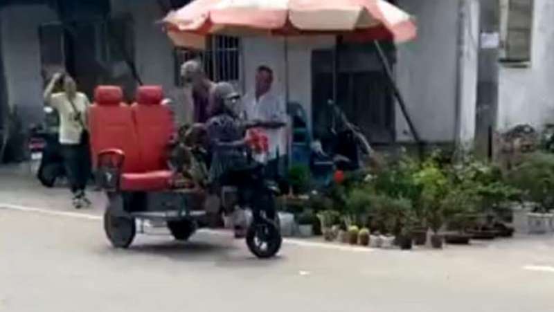 以假乱真!大爷自制“人力”三轮车 网友:不仔细看真看不出来