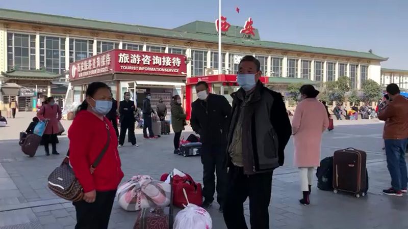 西安火车站:蒲城老两口来西安看孩子,拿着七八十个蒸馍