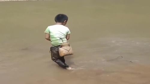 92岁的老爷爷传下来的撒网技巧,小弟弟学到了精髓