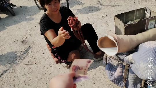 小宋赶集看见两个残疾人大街上乞讨,赶紧上前去给钱,