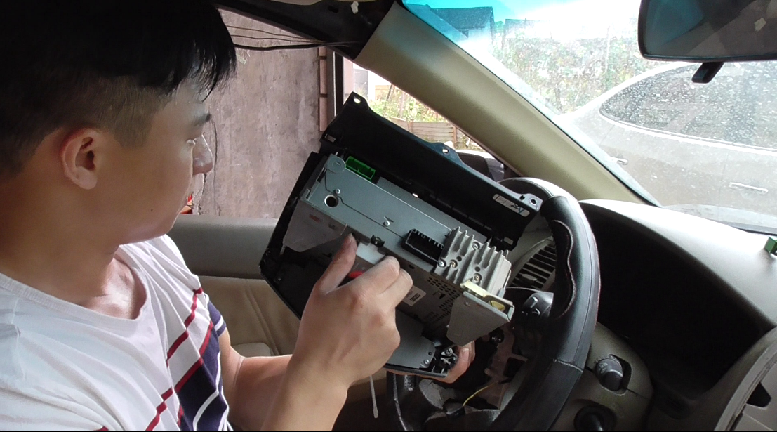 其实还是原装汽车CD机音质好,因为不读碟所以小雄拆下来维修