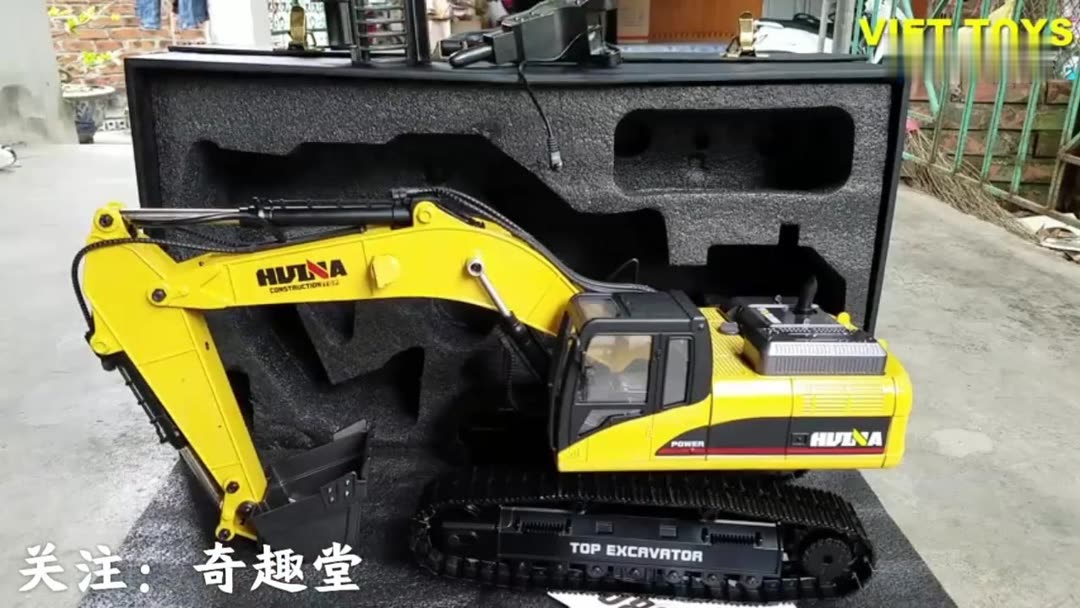 新买的挖掘机模型到货了,开箱上手体验,居然还得加柴油才能发动