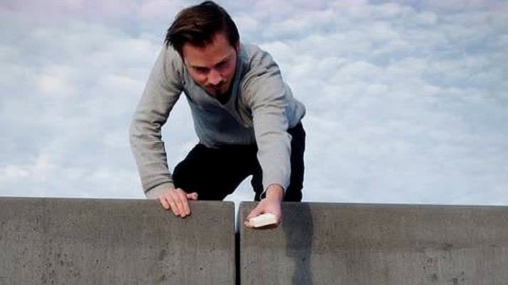 神奇手机充电器,吸收周围的电波转化为电能,真是太方便了!