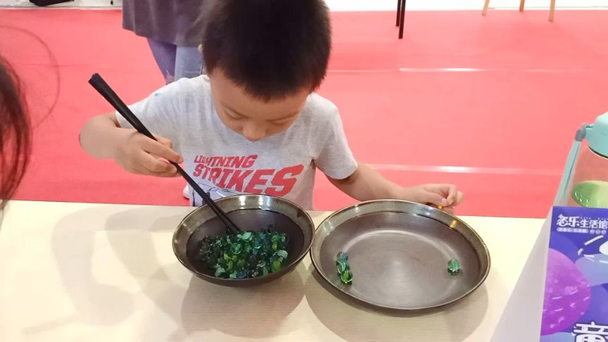 夹玻璃珠,还挺厉害的ߑ